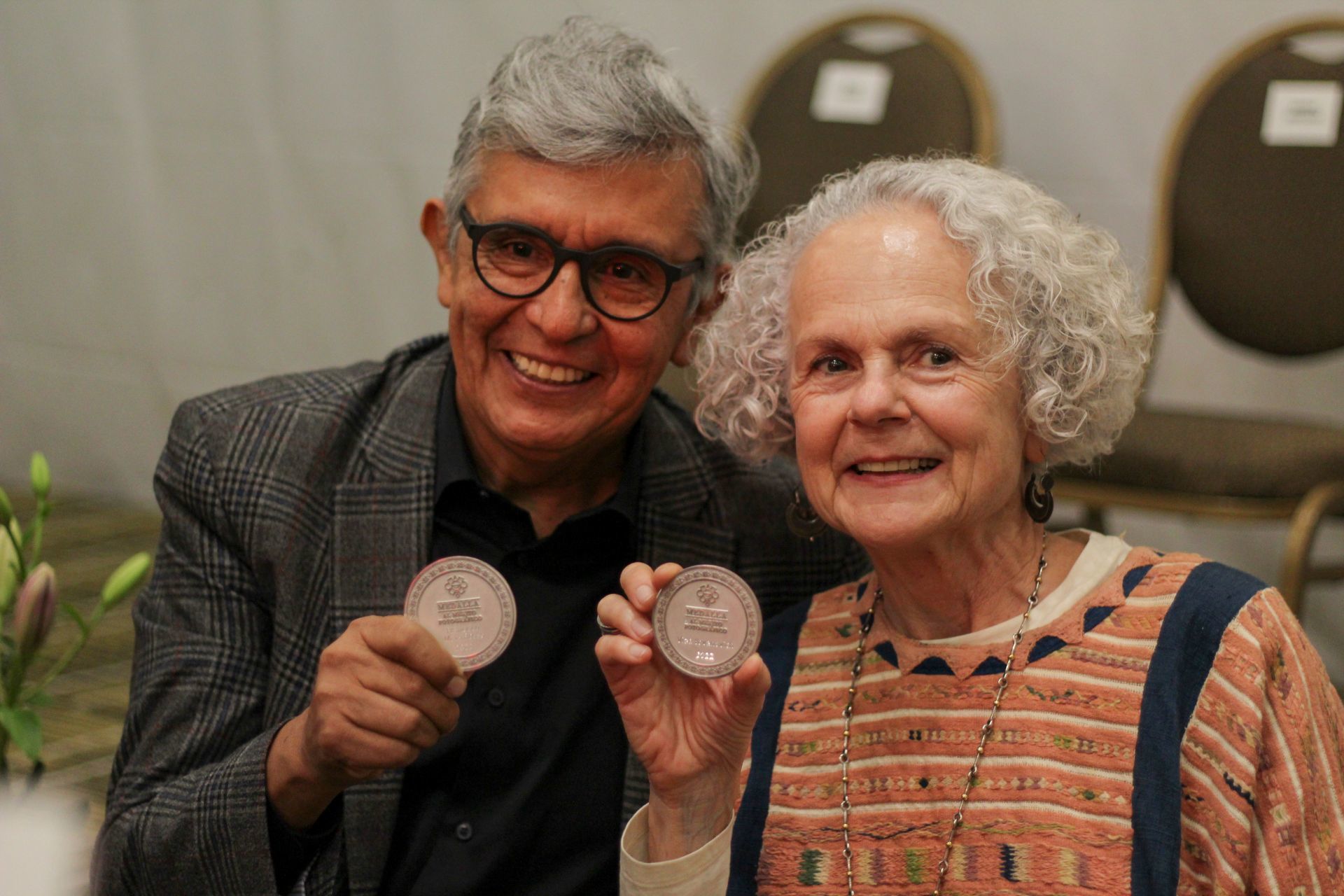 Vida Yovanovich y Francisco Mata reciben la medalla al mérito ...