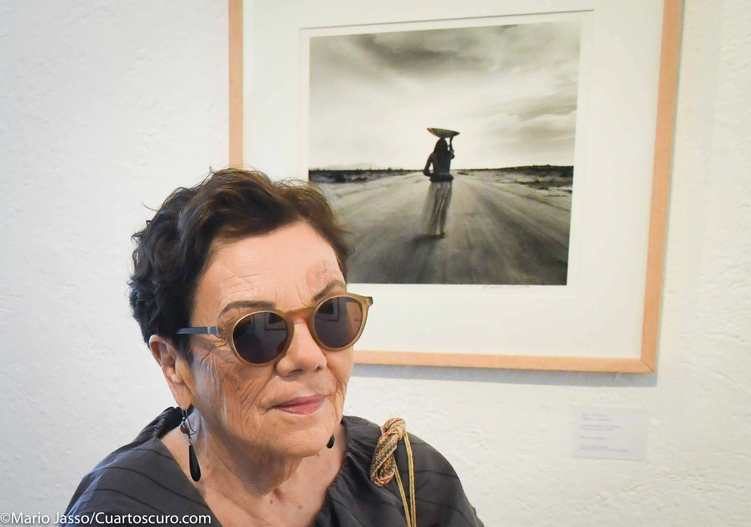 "Los que viven en la arena" una exposición de Graciela Iturbide que ya ...